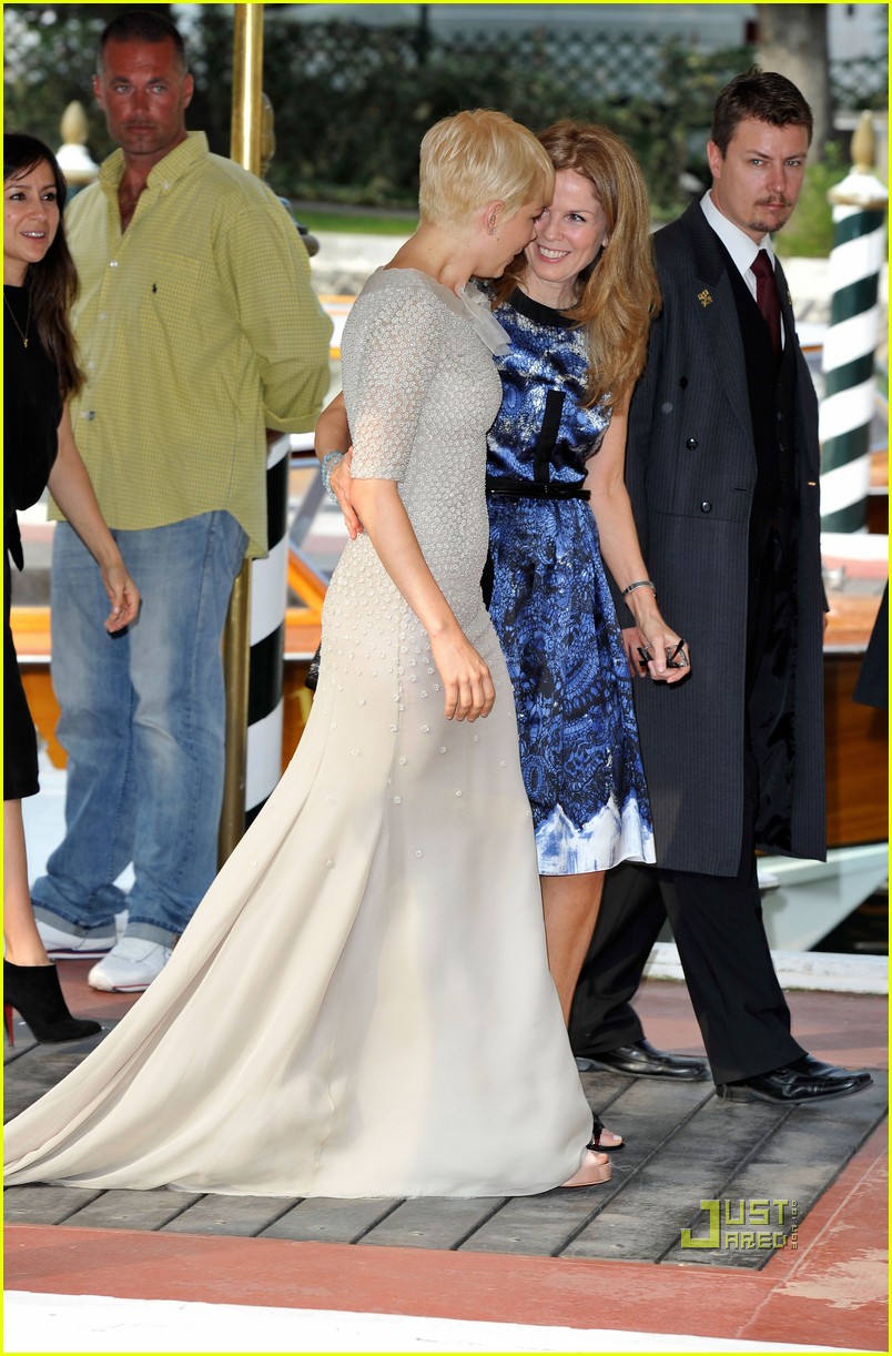 Michelle Williams: 'Meek's Cutoff' Venice Premiere!: Photo 2477673 ...