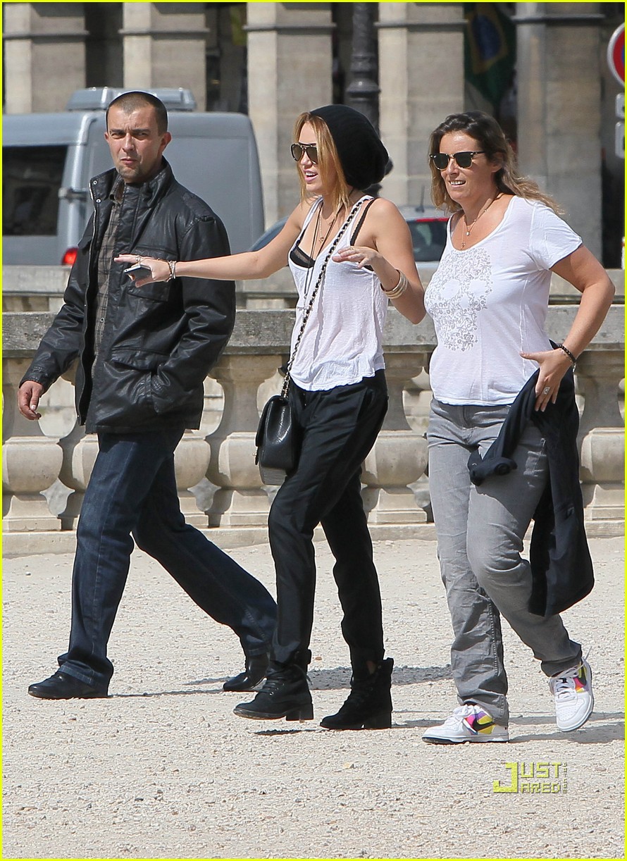 Miley Cyrus LOL-ing in Paris: Photo 2477483 | Justin Bieber, Miley ...