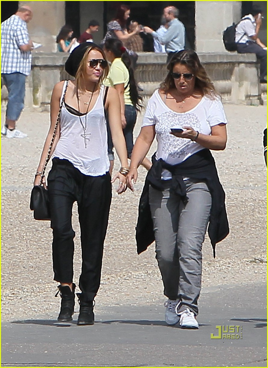 Miley Cyrus LOL-ing in Paris: Photo 2477485 | Justin Bieber, Miley ...