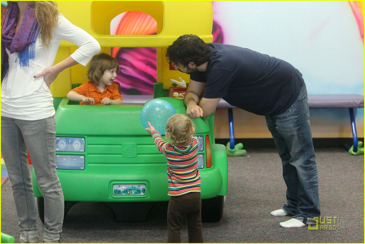 Jordan Bratman & Max Go Under the Sea: Photo 2489048 | Celebrity Babies ...