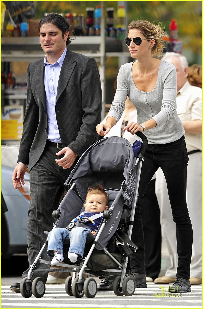 Gisele Bundchen & Baby Benjamin: Central Park Pair: Photo 2491505 ...