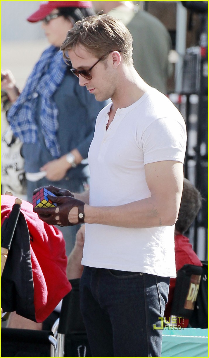 Ryan Gosling: Rubik's Cube Break!: Photo 2491121 | Ryan Gosling Photos ...