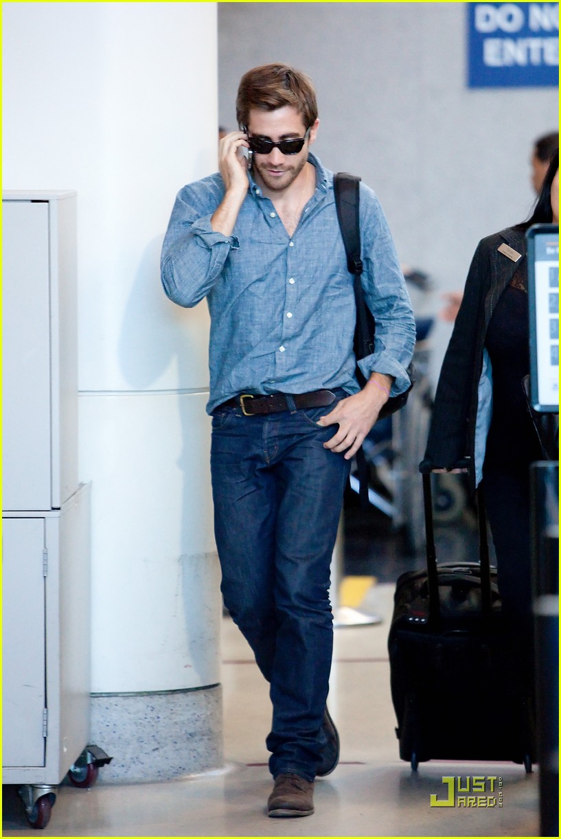 Jake Gyllenhaal: Cell Phone Walk And Talk: Photo 2491253 | Jake ...