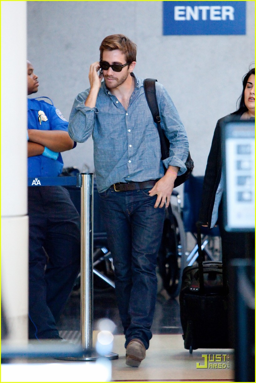 Jake Gyllenhaal: Cell Phone Walk And Talk: Photo 2491255 | Jake ...