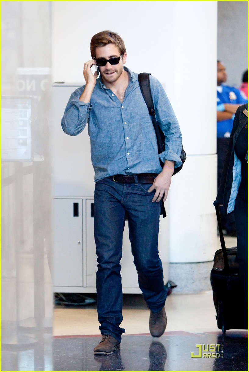 Jake Gyllenhaal: Cell Phone Walk And Talk: Photo 2491258 | Jake ...