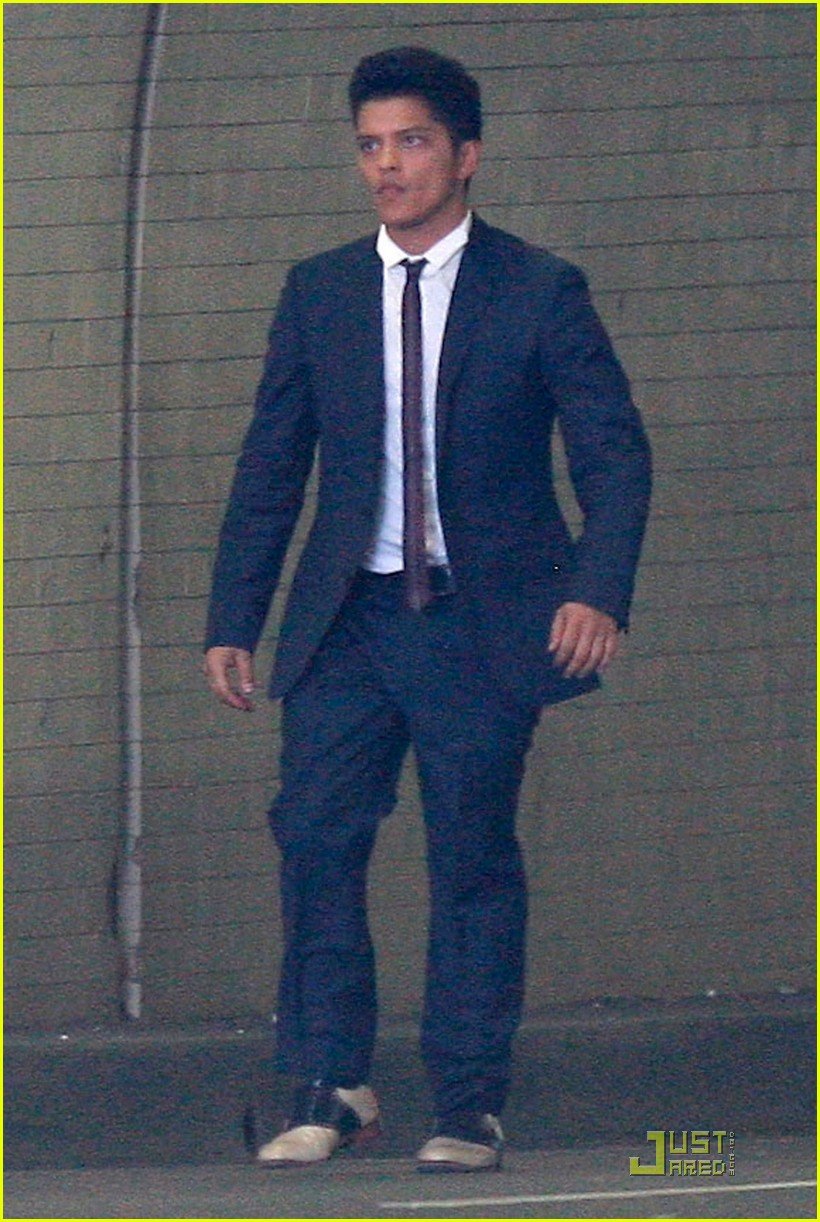 Bruno Mars 'Grenades' Downtown LA : Photo 2486872 | Bruno Mars Photos ...
