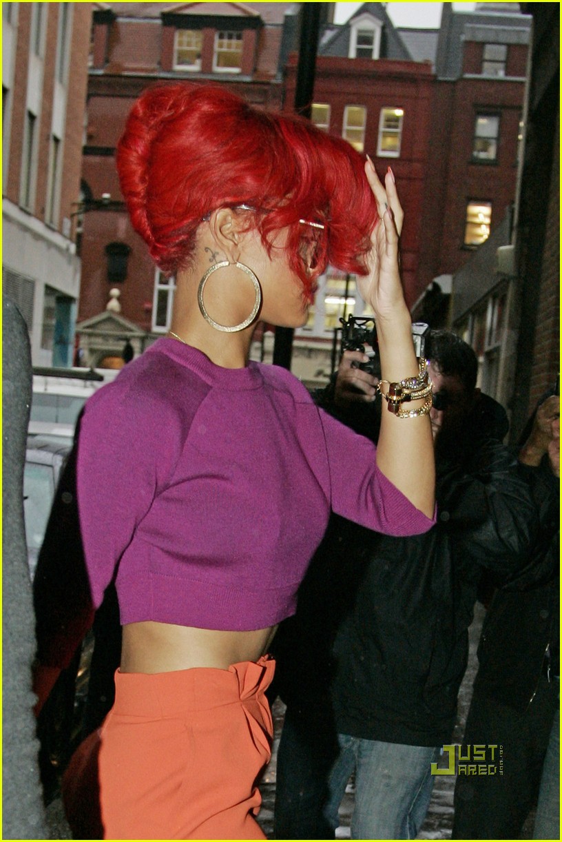 Rihanna: SNL Halloween Performance!: Photo 2484264 | Rihanna, Saturday ...