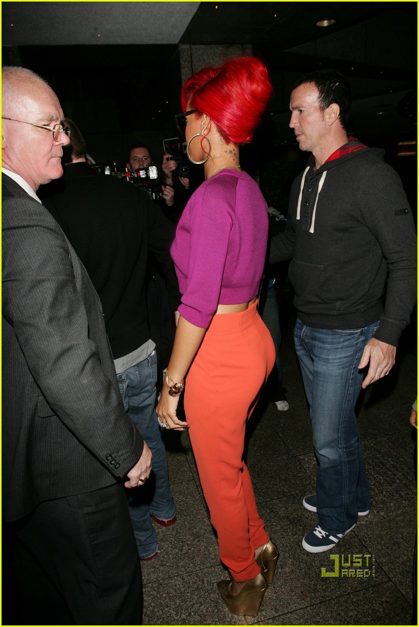 Rihanna: SNL Halloween Performance!: Photo 2484270 | Rihanna, Saturday ...