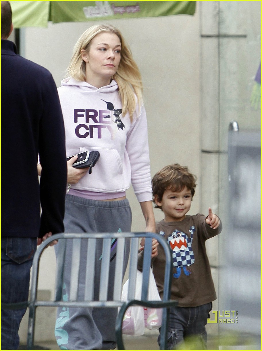 LeAnn Rimes & Jake Cibrian Have The Munchies for Menchie's: Photo ...