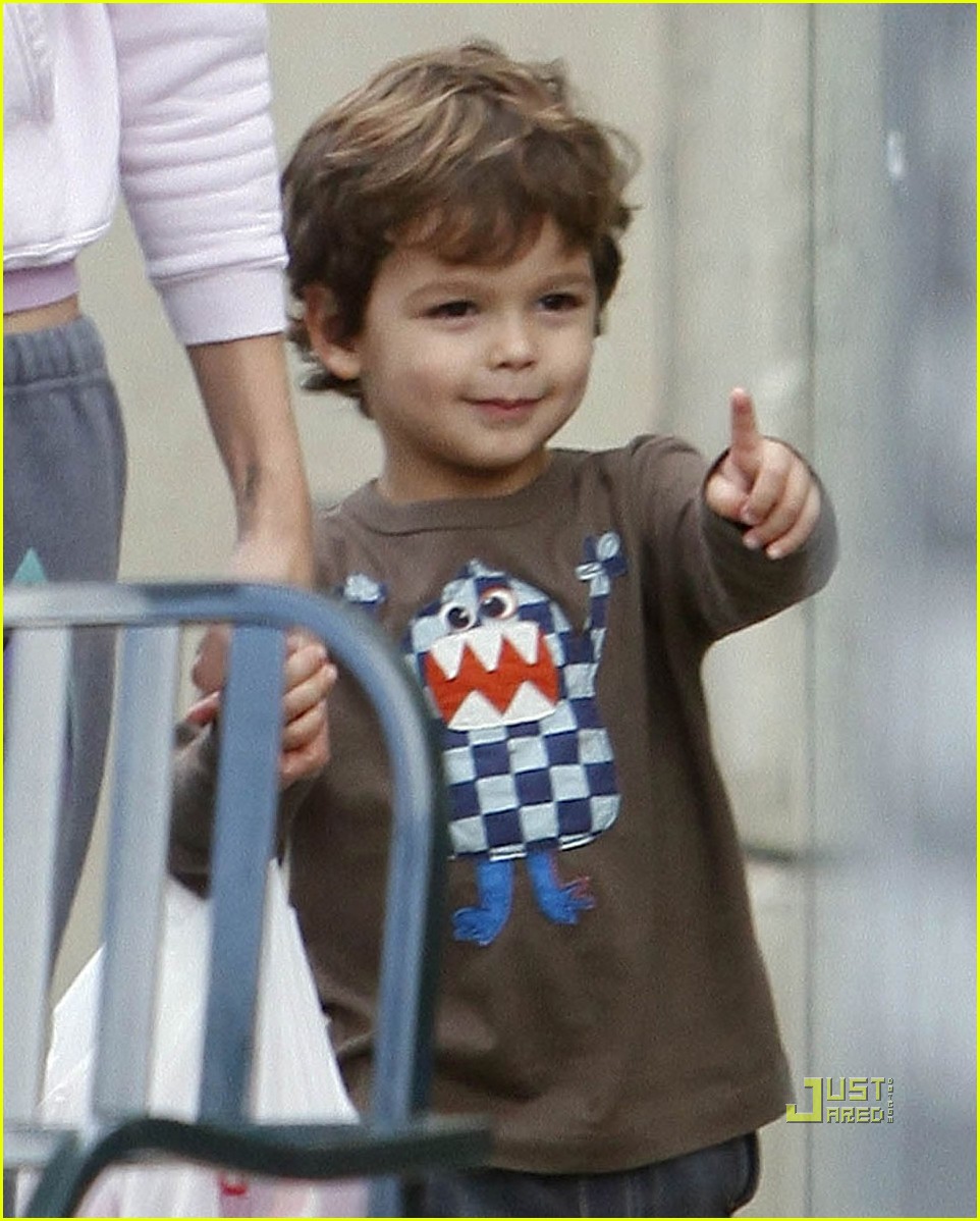 LeAnn Rimes & Jake Cibrian Have The Munchies for Menchie's: Photo ...