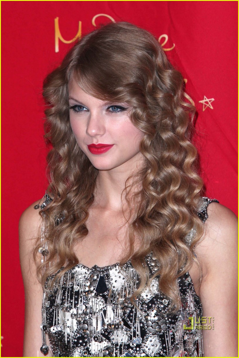 Taylor Swift: Check Out My Wax Figure!: Photo 2490787 | Taylor Swift ...