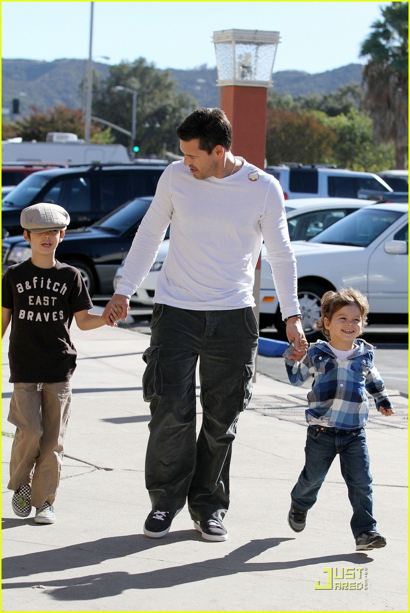 Eddie Cibrian: BBQ with the Boys: Photo 2495302 | Celebrity Babies ...