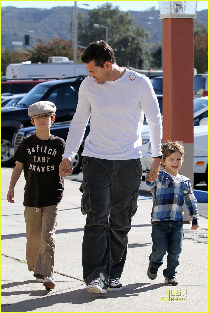 Eddie Cibrian: BBQ with the Boys: Photo 2495306 | Celebrity Babies ...