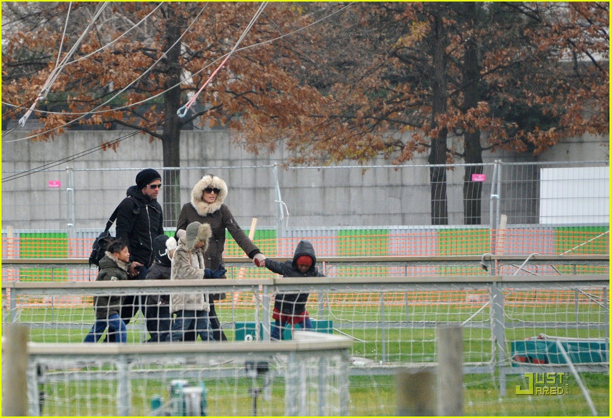 Brad Pitt & Angelina Jolie: Pax Birthday Balloon Ride!: Photo 2499364 ...
