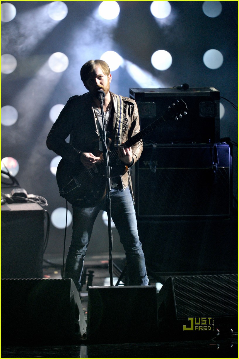 Kings of Leon: MTV EMAs 2010 with Rihanna!: Photo 2493555 | Caleb ...