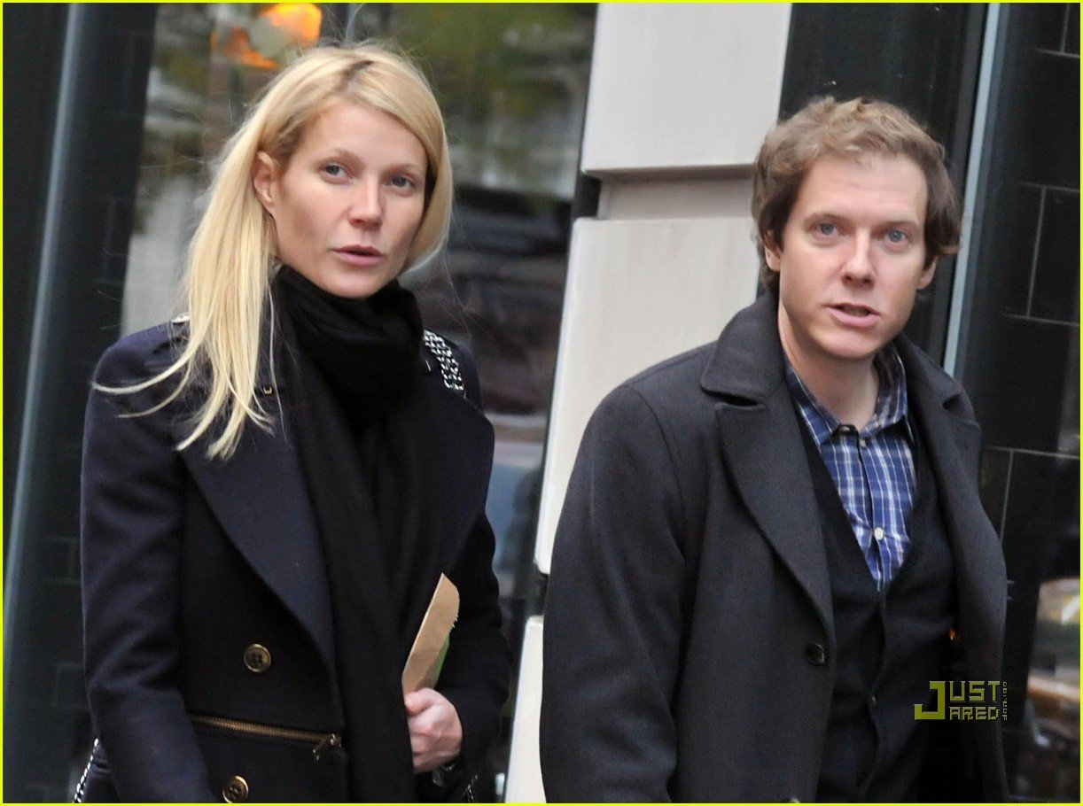 Gwyneth Paltrow: Family Walk in the Flatiron District!: Photo 2499509 | Gwyneth Paltrow Photos ...