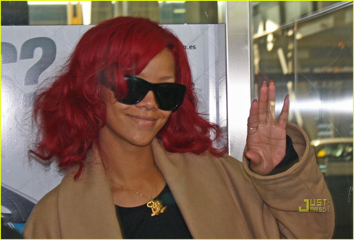 Rihanna: MTV EMAs 2010 Red Carpet: Photo 2493444 | 2010 MTV EMAs ...