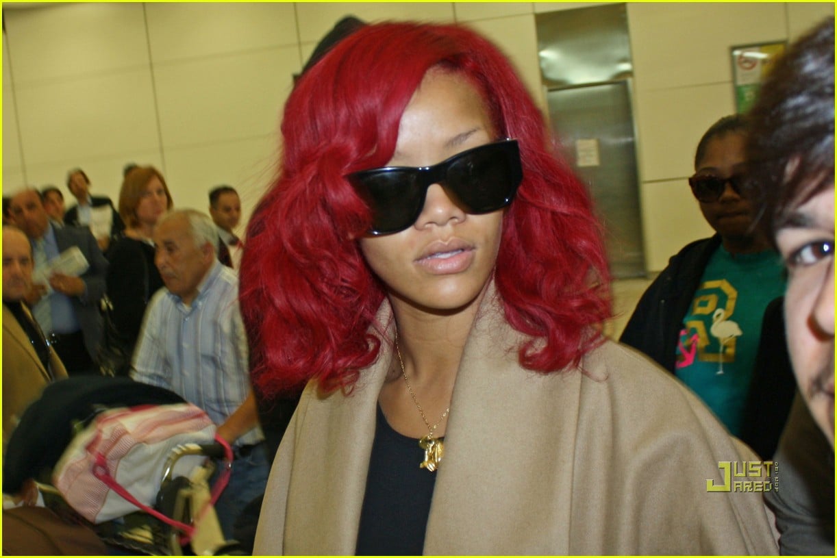 Rihanna: MTV EMAs 2010 Red Carpet: Photo 2493448 | 2010 MTV EMAs ...