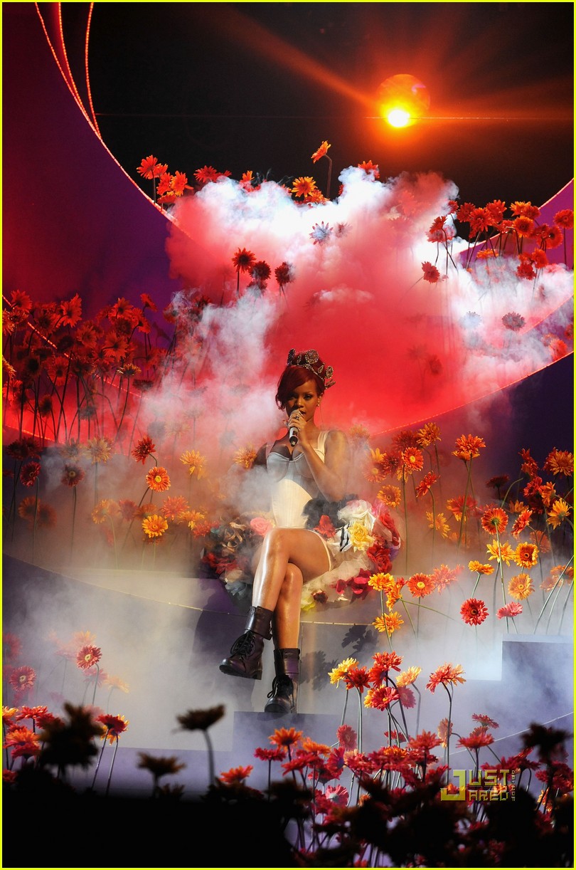 Rihanna's EMAs Performance -- VIDEO: Photo 2493486 | Rihanna Photos ...