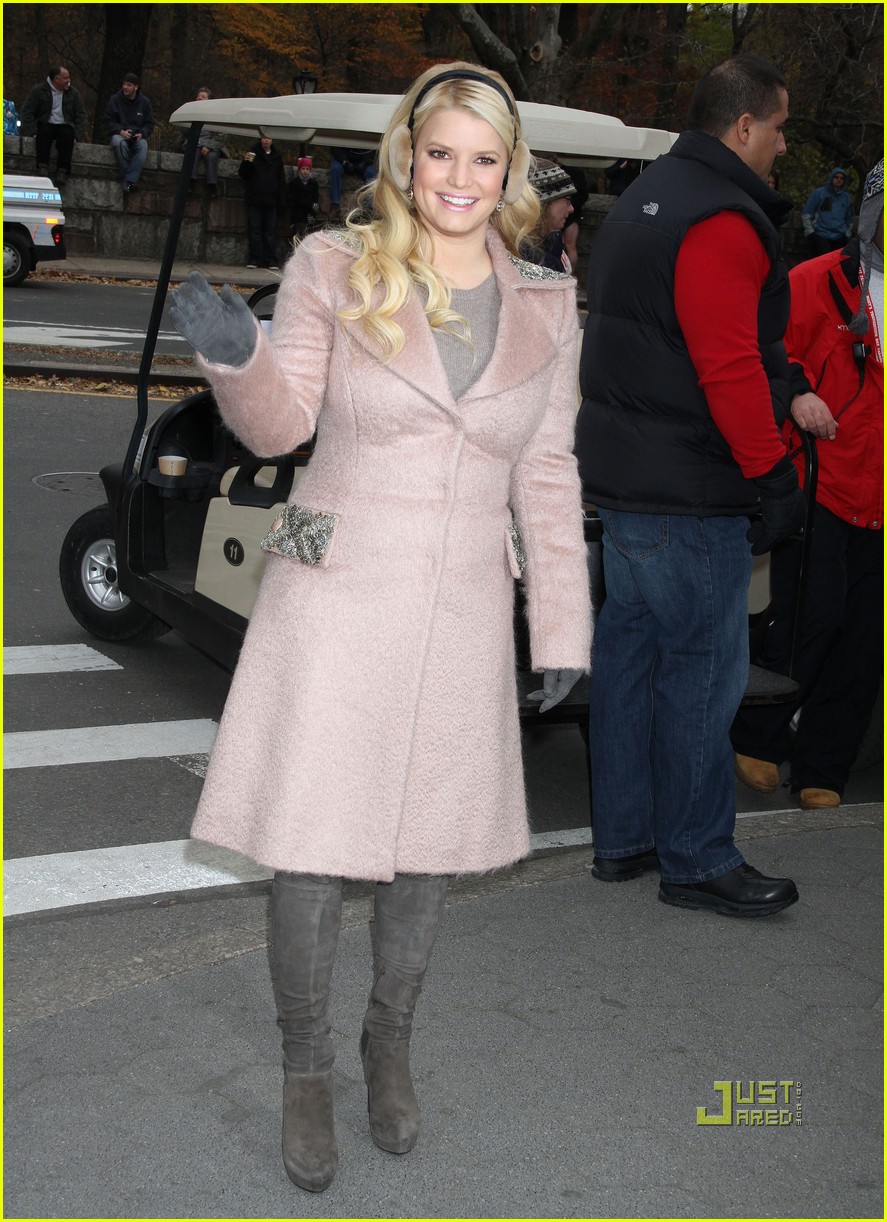 Jessica Simpson: Thanksgiving Day Parade Performance!: Photo 2498615 ...