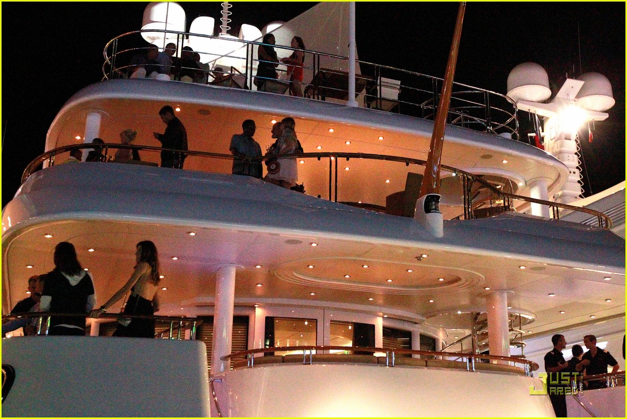 Diddy: On a Boat with Twins D'Lilah & Jessie!: Photo 2506763 | Bikini ...