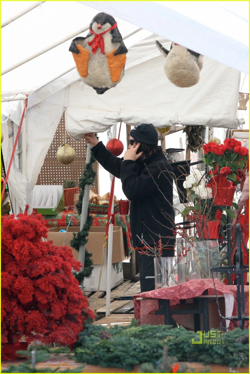Keanu Reeves: Christmas Tree Shopping!: Photo 2506373 | Keanu Reeves ...