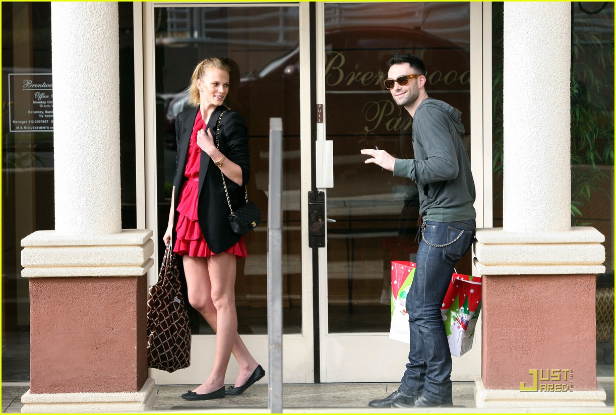 Adam Levine & Anne Vyalitsyna: Lip Locking Lovers: Photo 2506612 | Adam ...