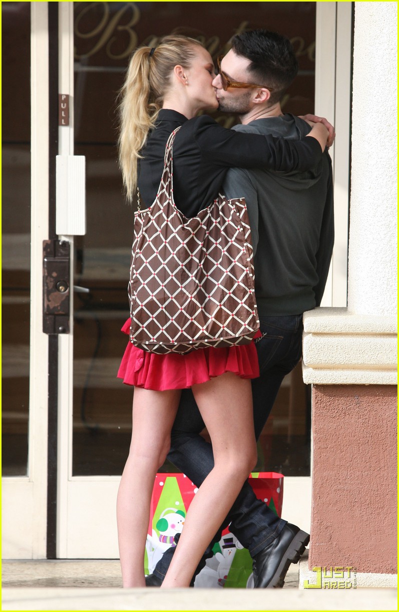 Adam Levine & Anne Vyalitsyna: Lip Locking Lovers: Photo 2506615 | Adam ...