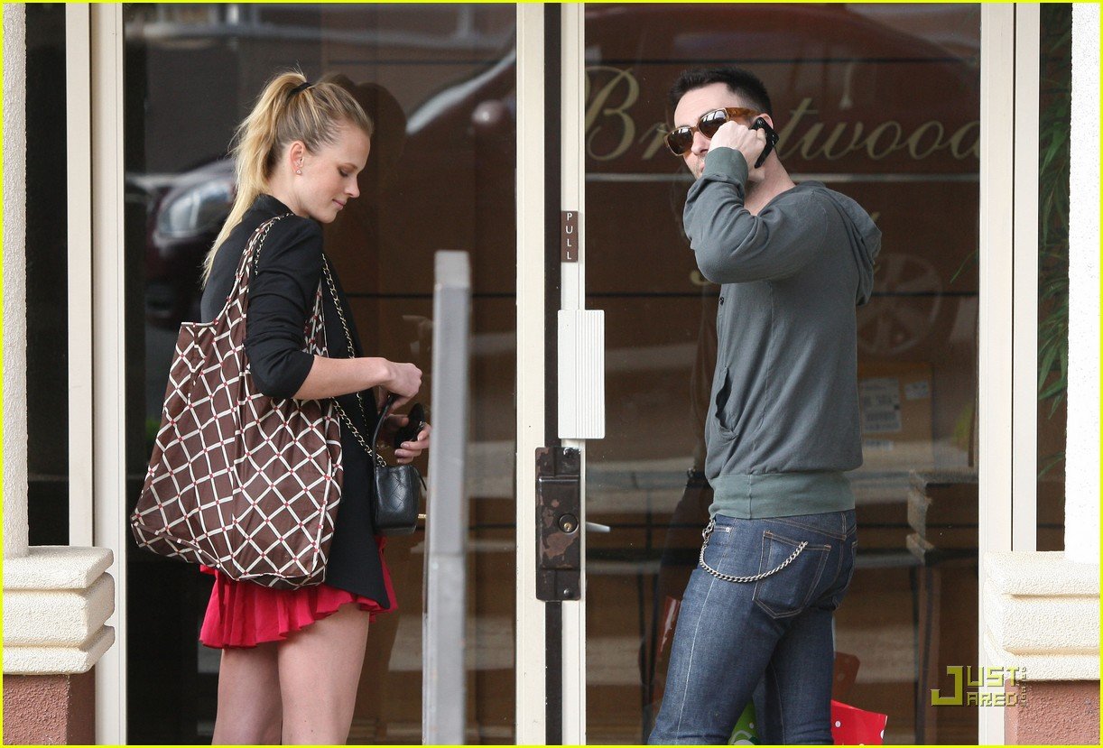 Adam Levine & Anne Vyalitsyna: Lip Locking Lovers: Photo 2506617 | Adam ...