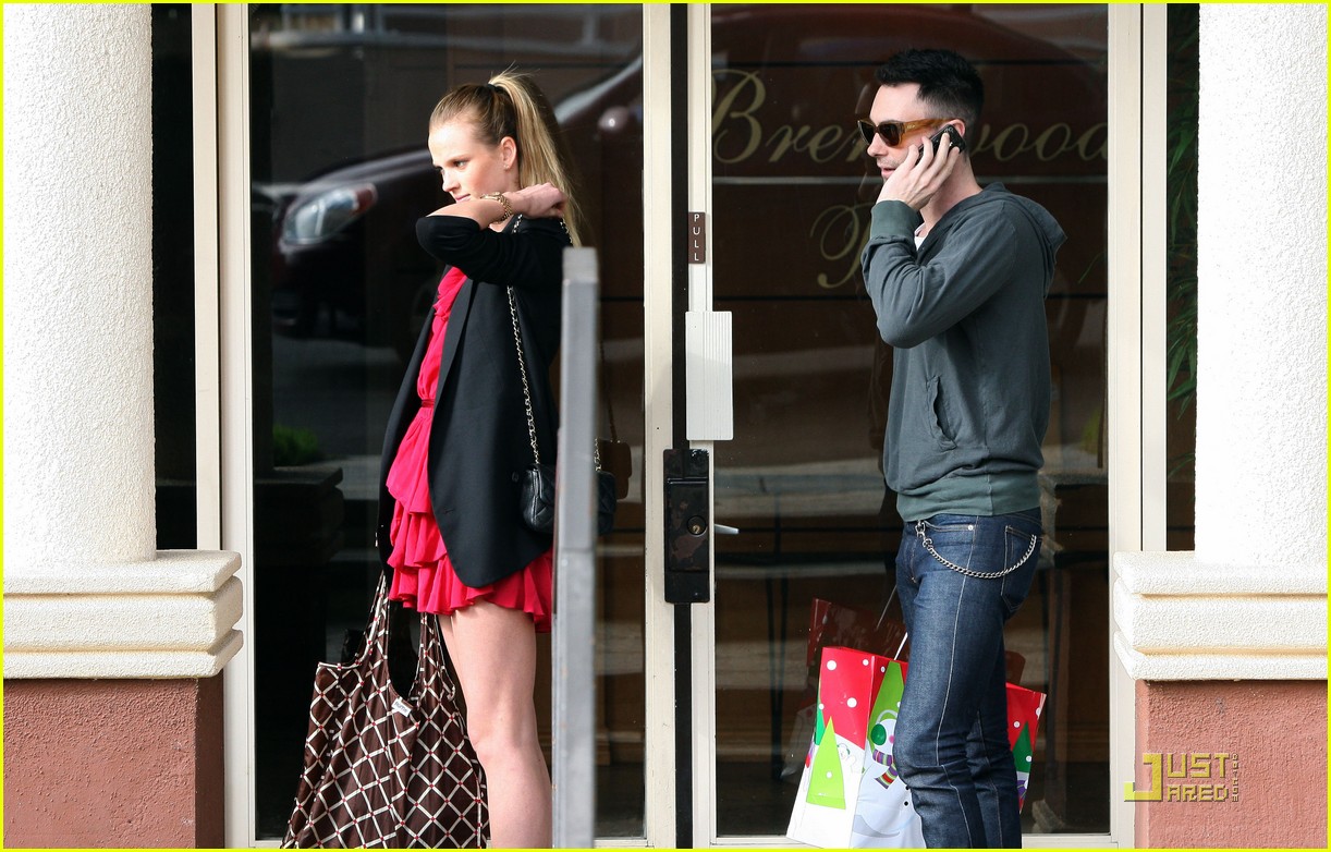 Adam Levine & Anne Vyalitsyna: Lip Locking Lovers: Photo 2506618 | Adam ...
