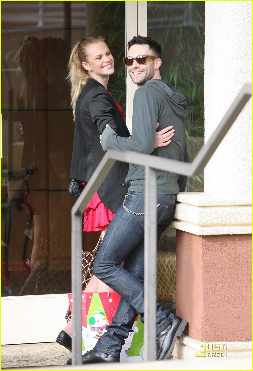 Adam Levine & Anne Vyalitsyna: Lip Locking Lovers: Photo 2506619 | Adam ...