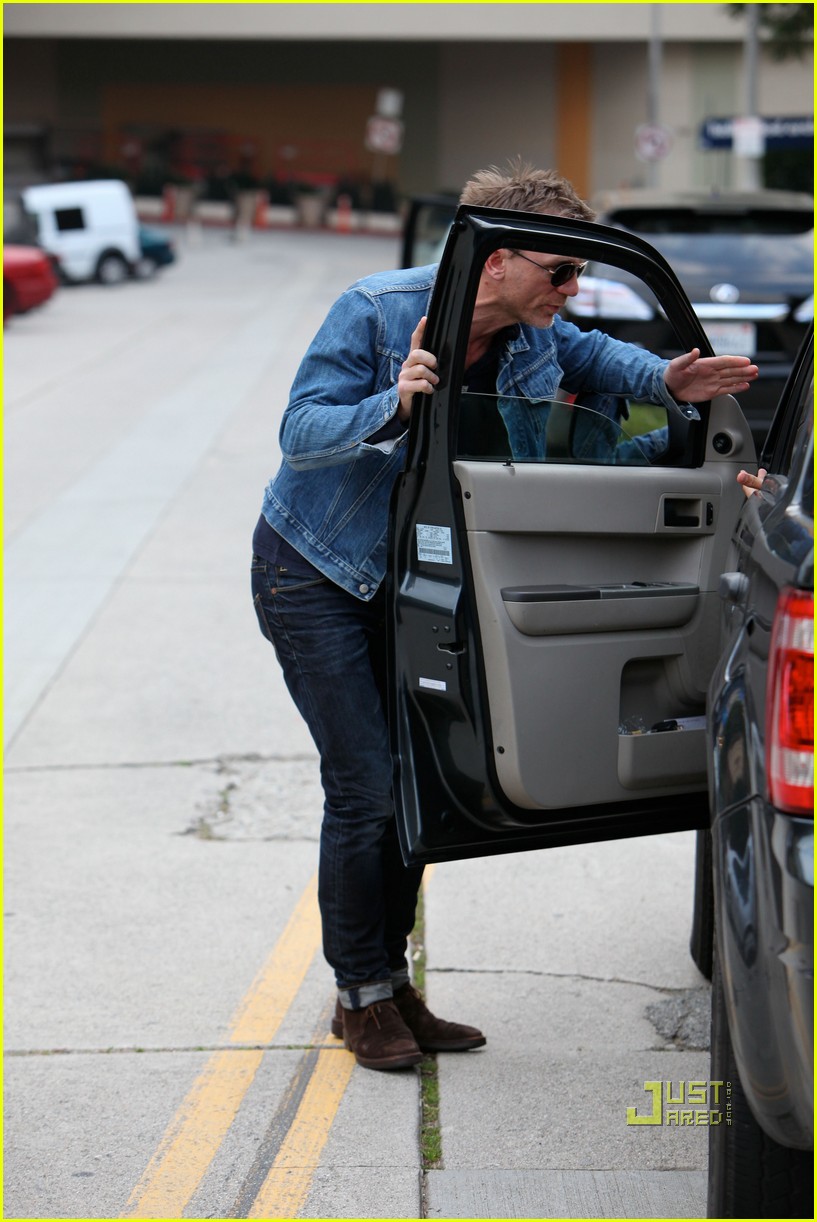 Daniel Craig: Denim Jacket Dude: Photo 2509302 | Daniel Craig Photos ...