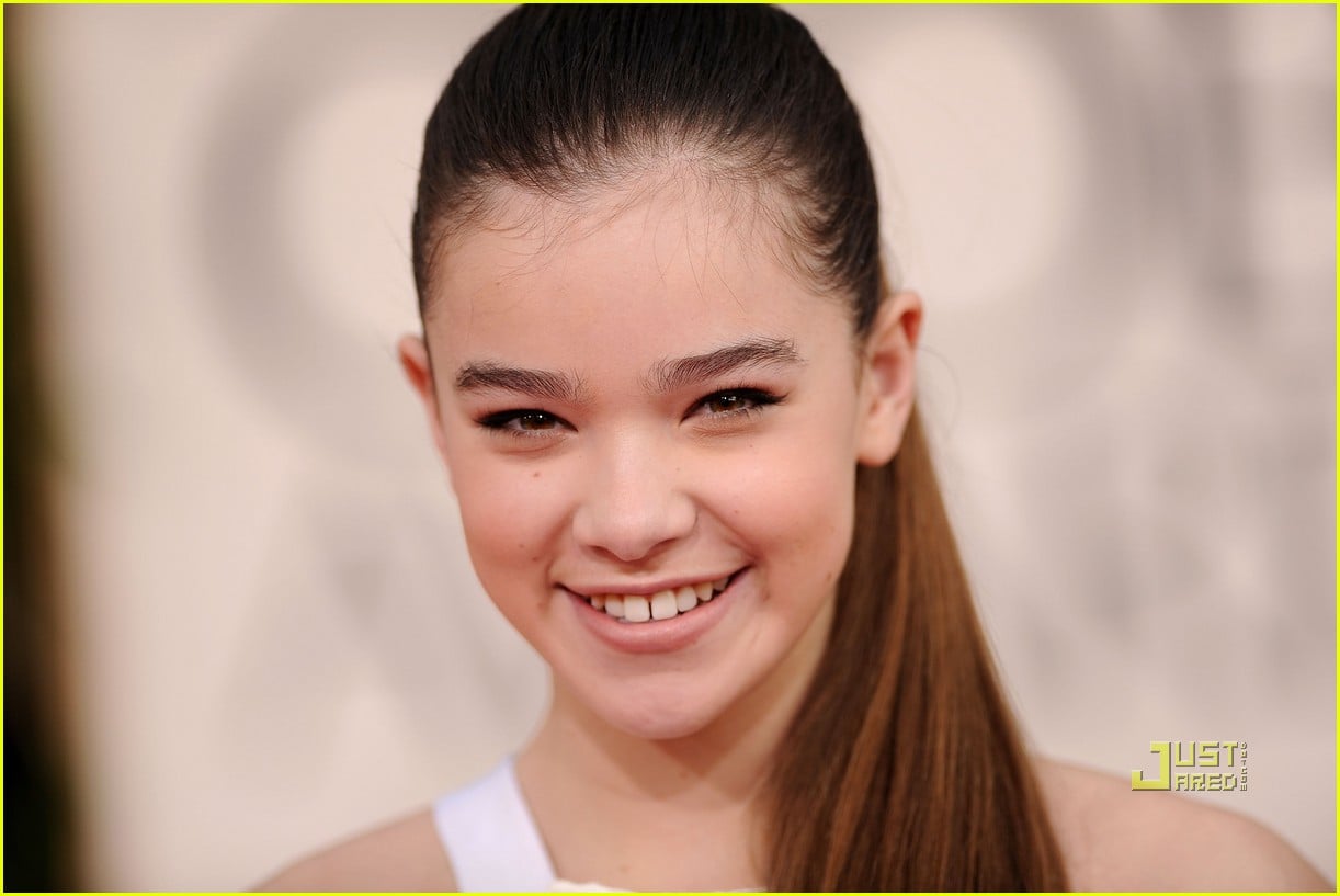 Hailee Steinfeld & Jennifer Lawrence: 2011 Golden Globes Red Carpet ...