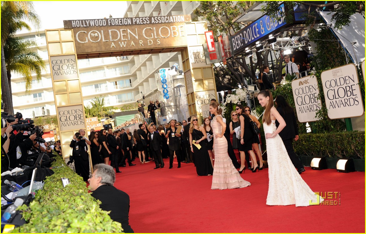 Hailee Steinfeld & Jennifer Lawrence: 2011 Golden Globes Red Carpet ...
