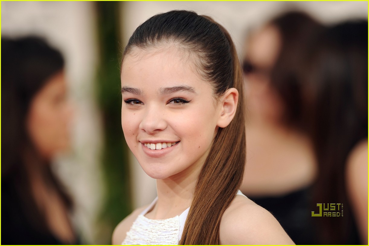 Hailee Steinfeld & Jennifer Lawrence: 2011 Golden Globes Red Carpet ...
