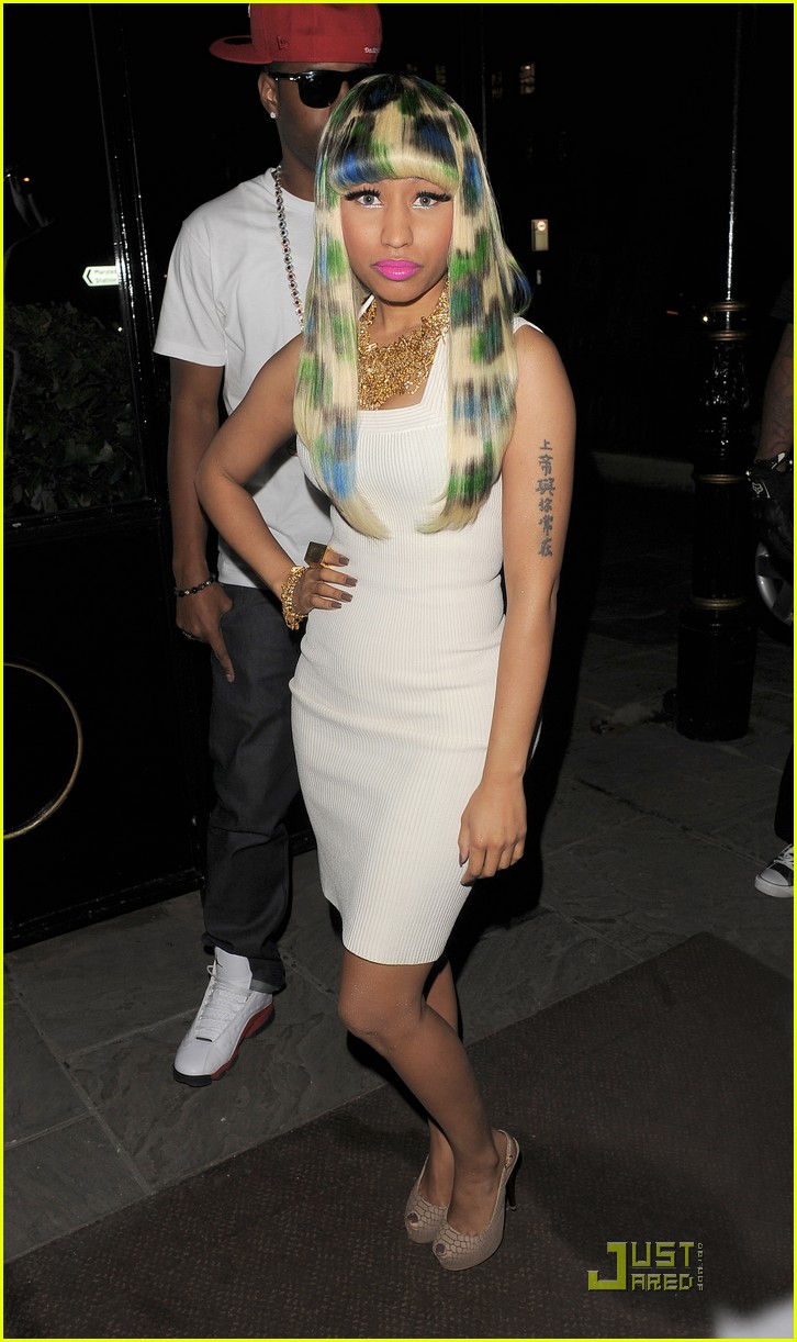 Nicki Minaj Autographs Fan's Breast: Photo 2513504 | 00 Photos | Just ...