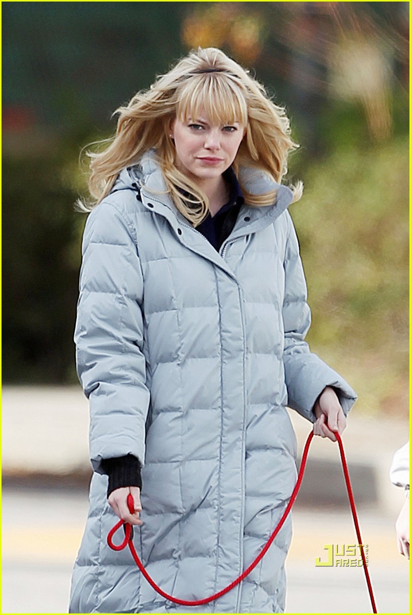 Emma Stone Walks The Dog on Spider-Man Set: Photo 2508355 | Emma Stone ...