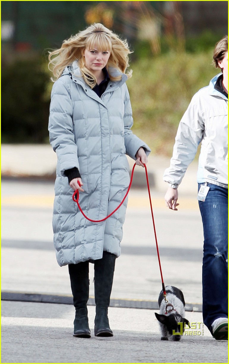 Emma Stone Walks The Dog on Spider-Man Set: Photo 2508357 | Emma Stone ...