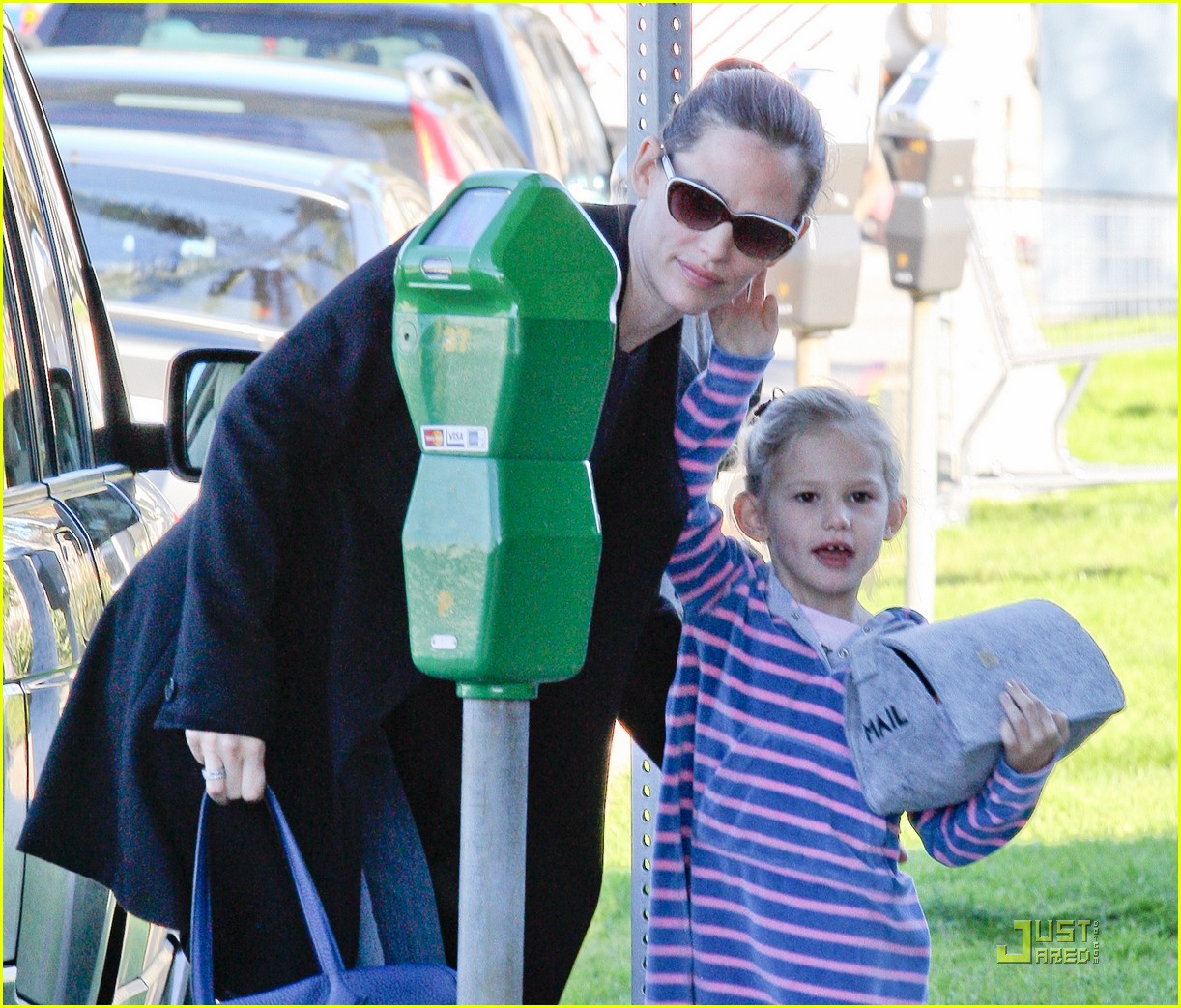 Violet Affleck: Mailbox Purse with Mommy!: Photo 2508213 | Ben Affleck ...