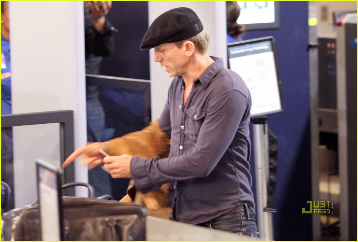 Daniel Craig: LAX Liftoff: Photo 2519044 | Daniel Craig Photos | Just ...