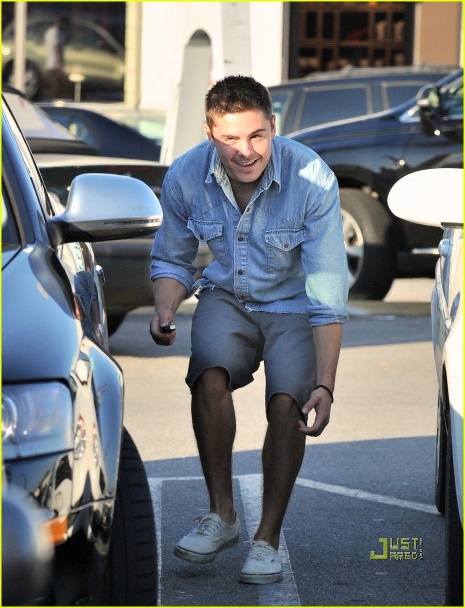 Zac Efron: Urban Outfitters Run with Brother Dylan!: Photo 2516263 ...