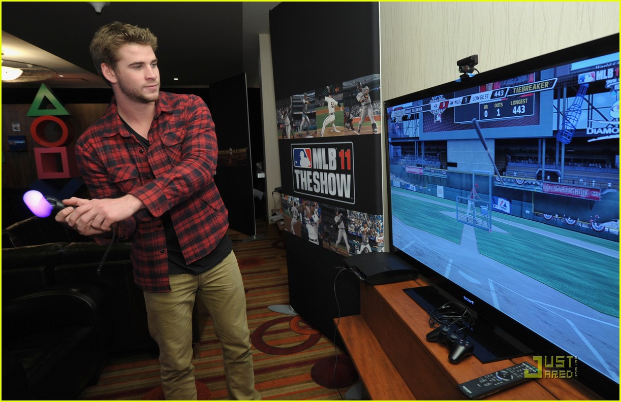 Liam Hemsworth: PlayStation Lounge Lad: Photo 2521074 | Liam Hemsworth ...