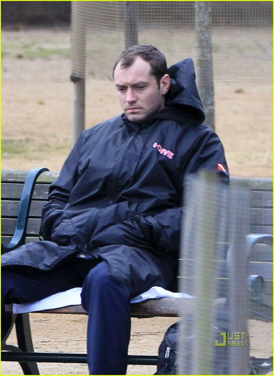 Jude Law: Park Bench Scenes for 'Contagion': Photo 2519736 | Jude Law ...