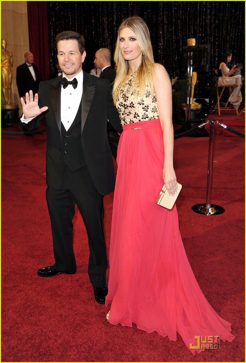 Mark Wahlberg & Christian Bale: Oscars 2011 with Melissa Leo: Photo ...