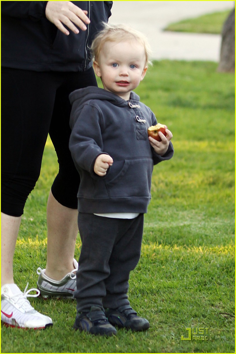 Amy Poehler: Park Walk with Archie!: Photo 2518488 | Amy Poehler ...