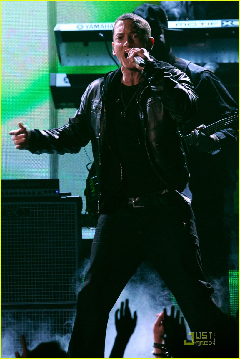 Rihanna: Grammy Performance with Eminem & Dr. Dre!: Photo 2519486 ...