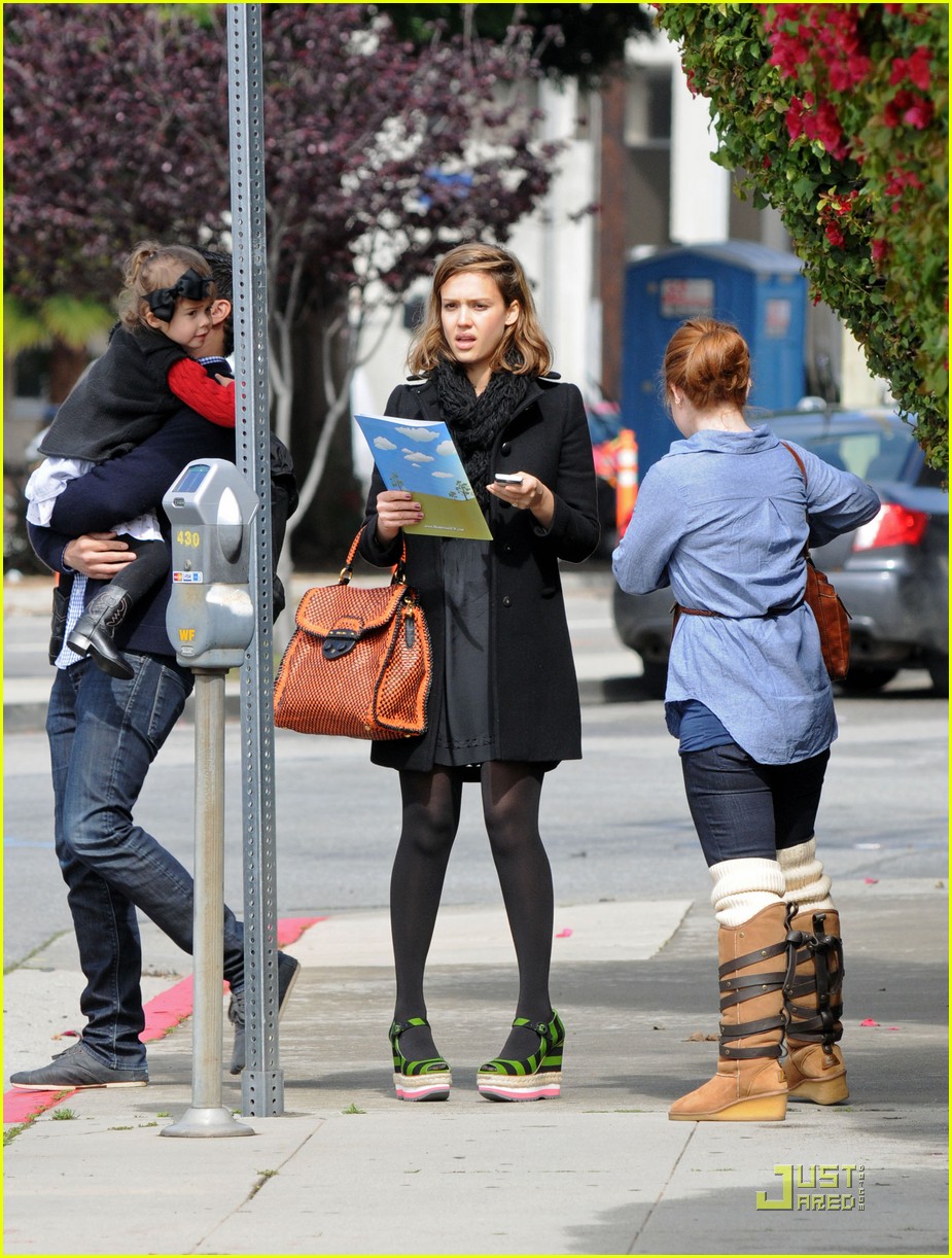 Jessica Alba: Pre-School & Pillows: Photo 2530572 | Cash Warren ...