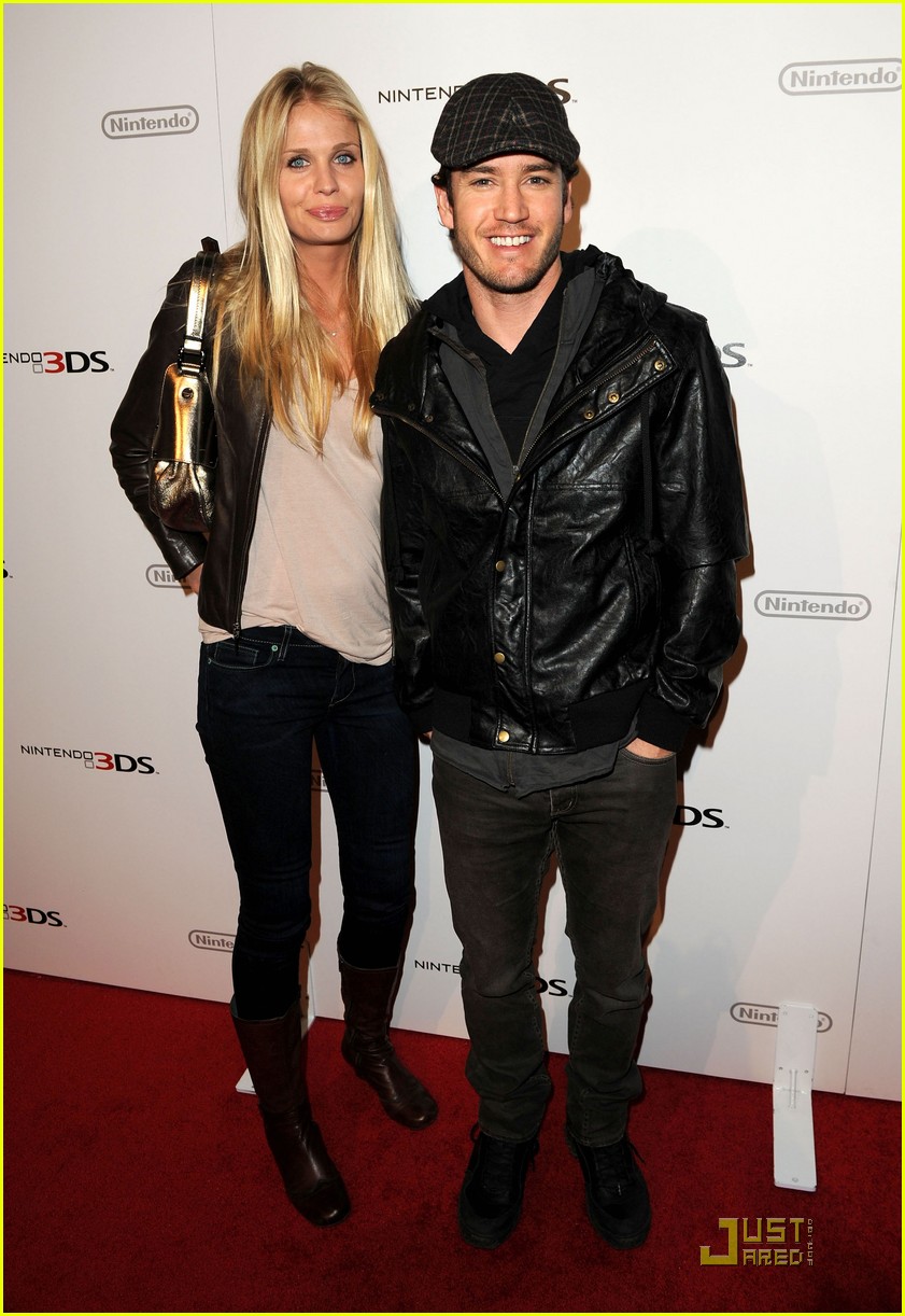 Elizabeth Banks & Harry Shum Jr.: Nintendo 3DS Launch!: Photo 2530875 ...