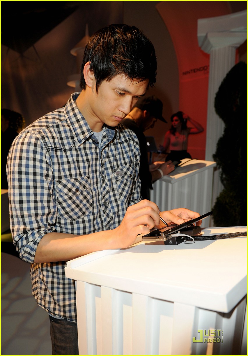 Elizabeth Banks & Harry Shum Jr.: Nintendo 3DS Launch!: Photo 2530885 ...
