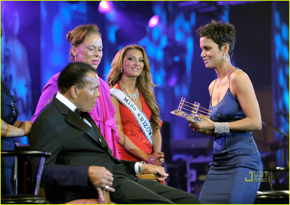 Halle Berry: Muhammad Ali's Celebrity Fight Night!: Photo 2529133 ...